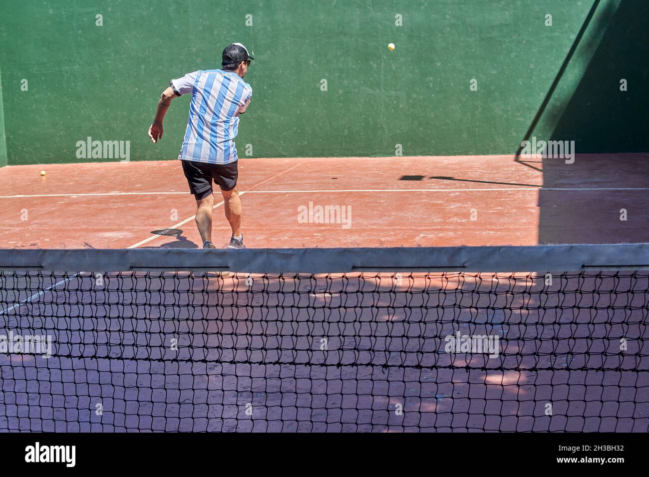 Tennis player alone on court hi-res stock photography and images - Alamy