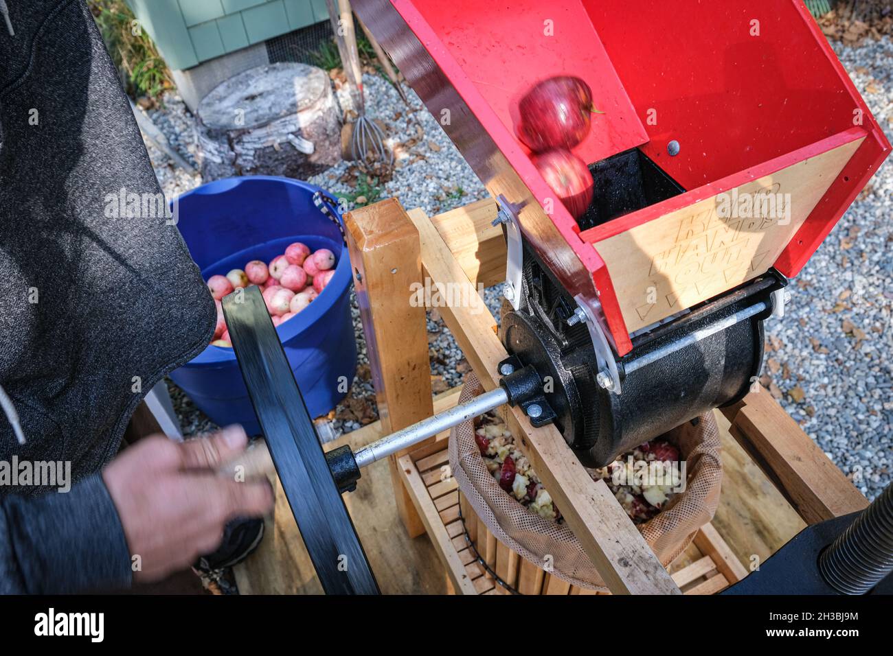 Old apple cider press hi-res stock photography and images - Alamy