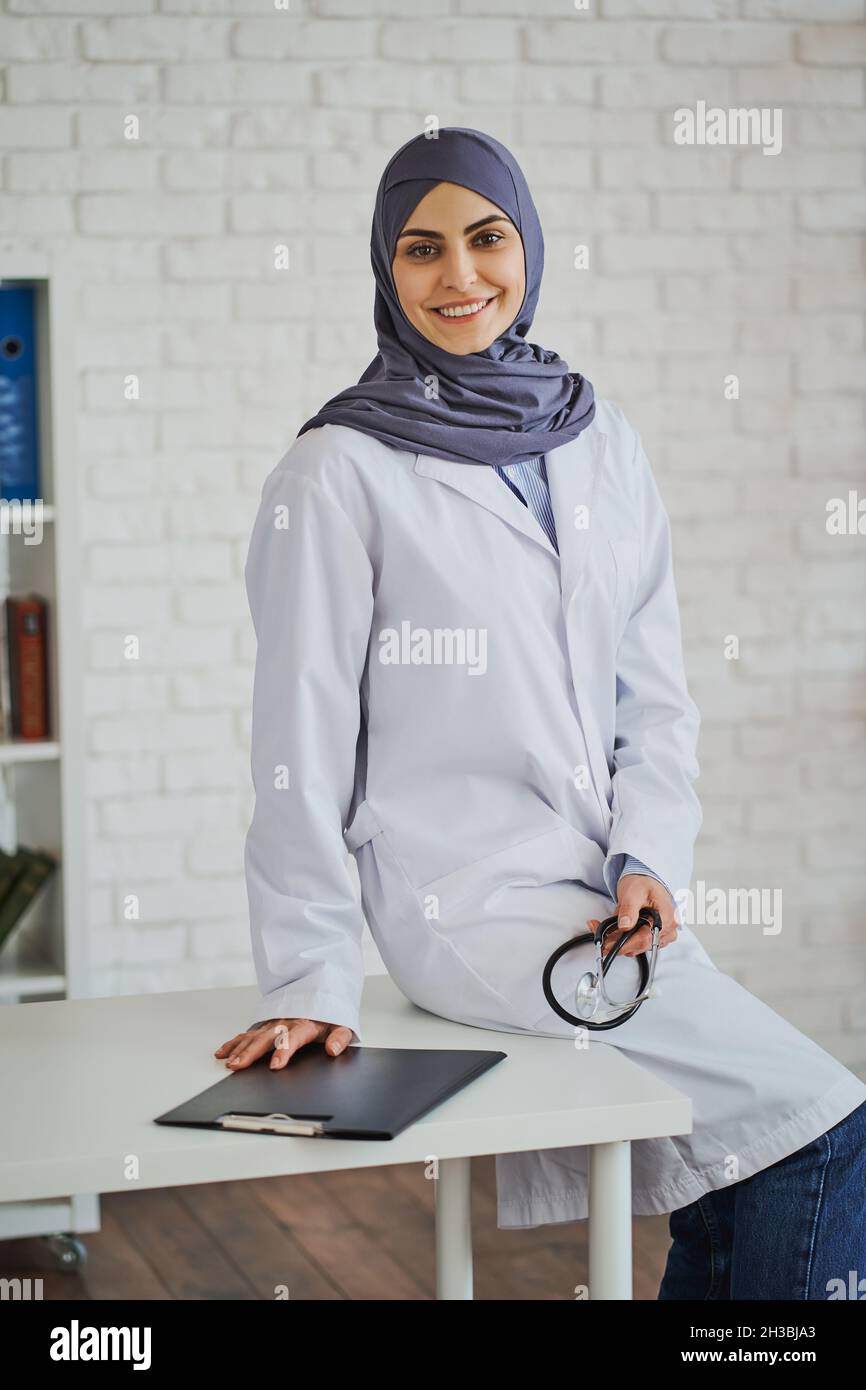 Muslim doctor hi-res stock photography and images - Alamy