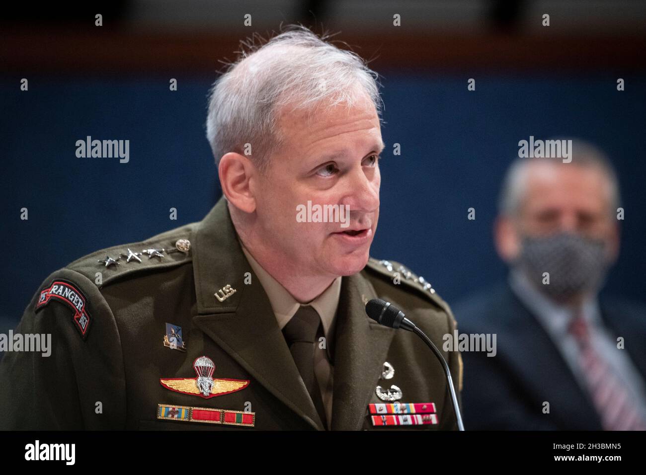 Lieutenant general scott berrier hi-res stock photography and images ...