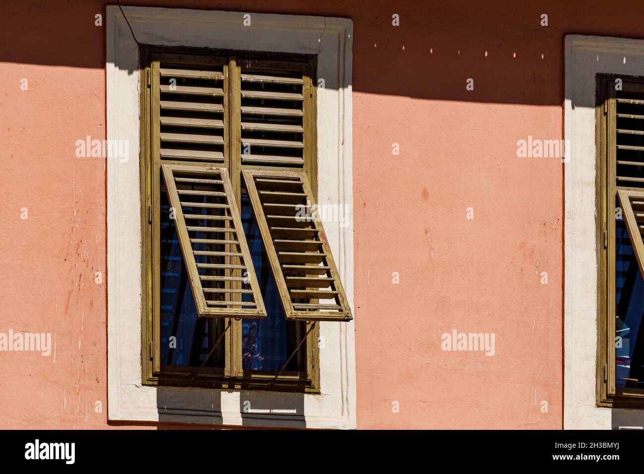 Open shutter hi-res stock photography and images - Alamy