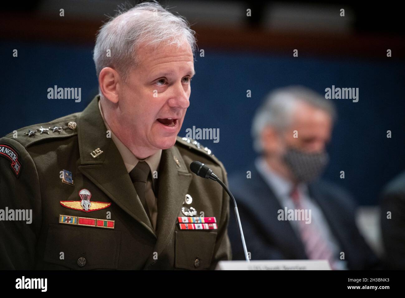 Lieutenant general scott berrier hi-res stock photography and images ...