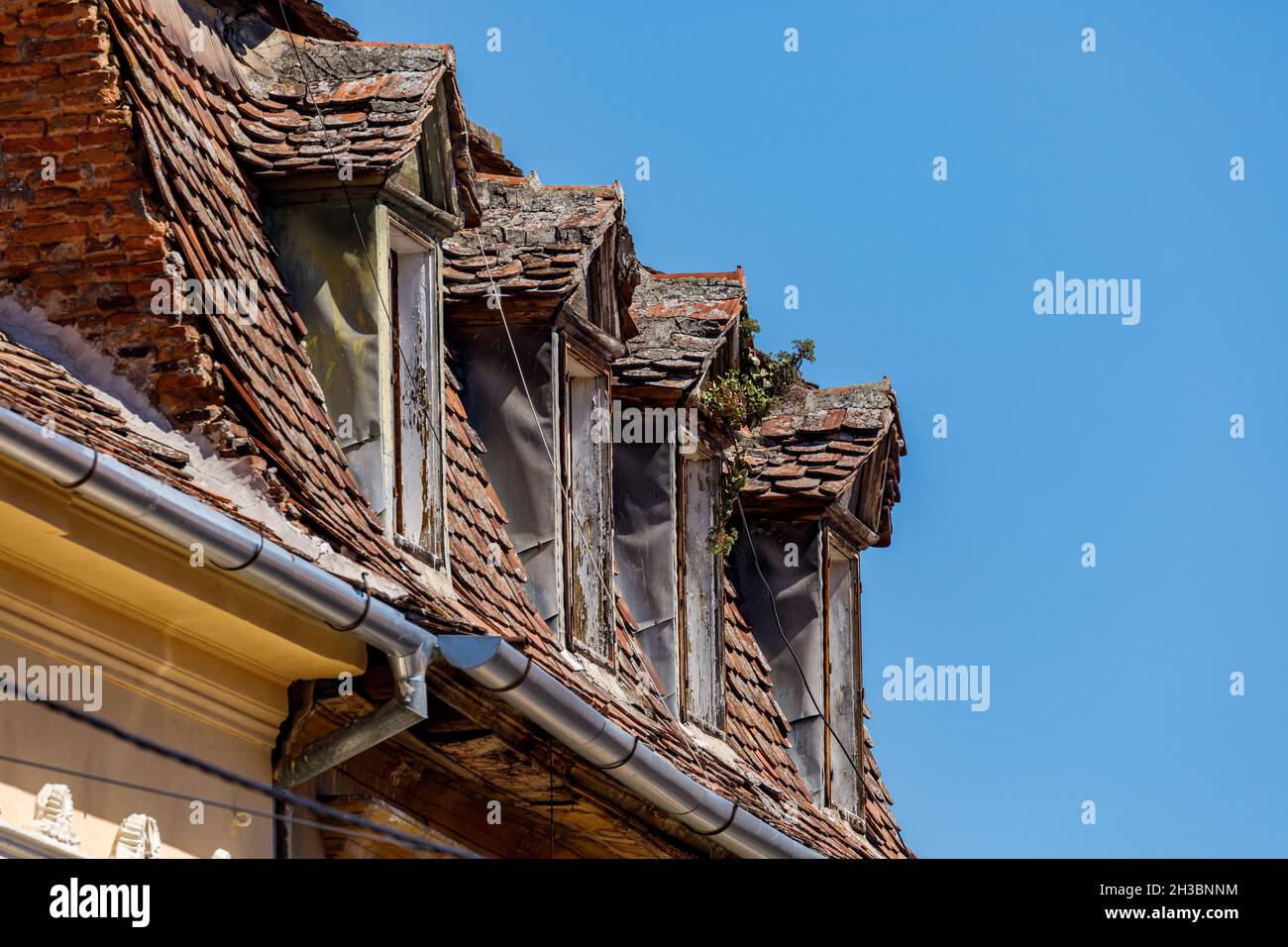Open shutter hi-res stock photography and images - Alamy