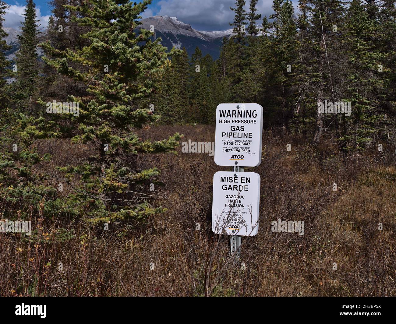 Gas pipeline warning sign hi-res stock photography and images - Alamy