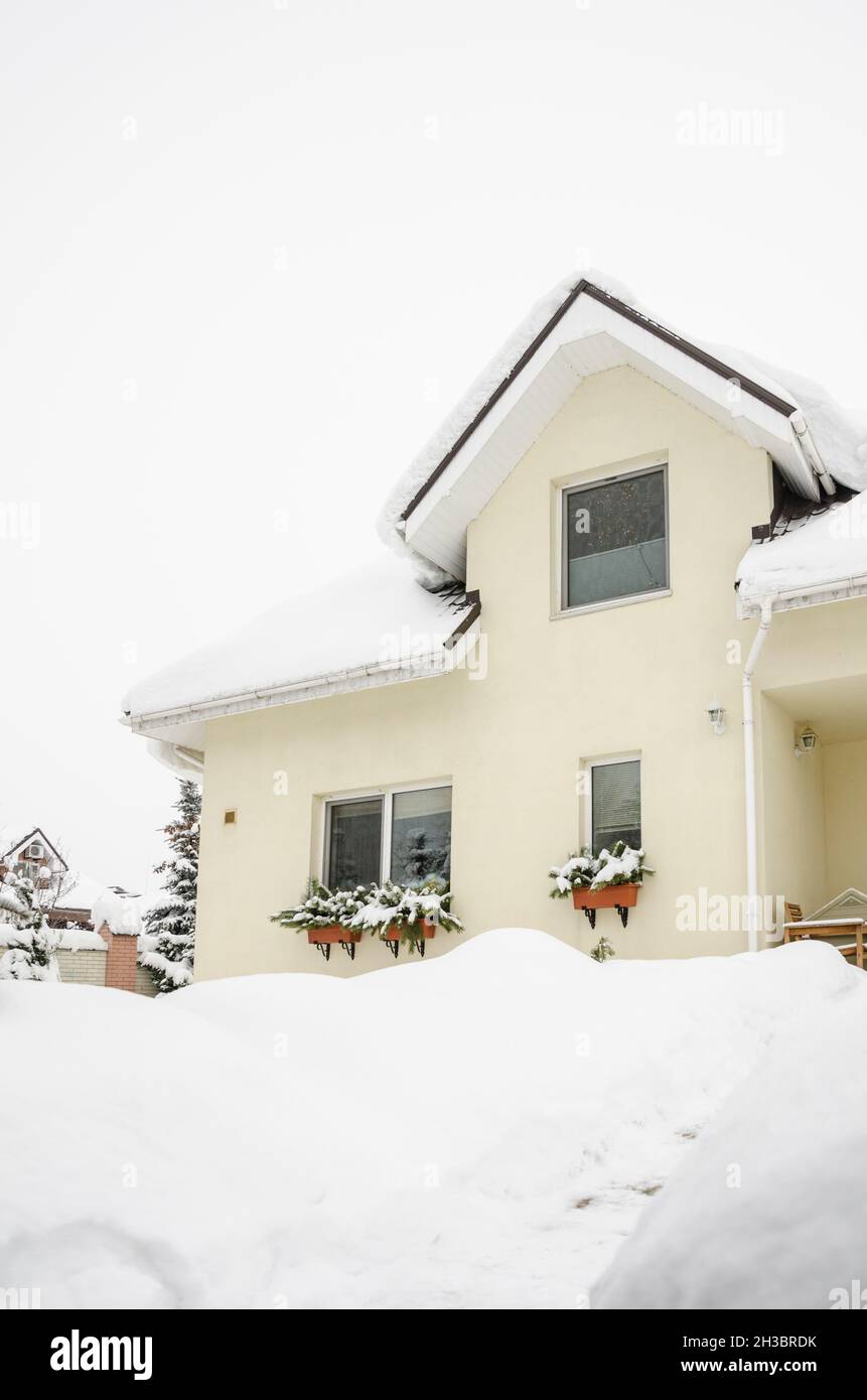 entrance of a private house and its garden under snow in winter Stock ...
