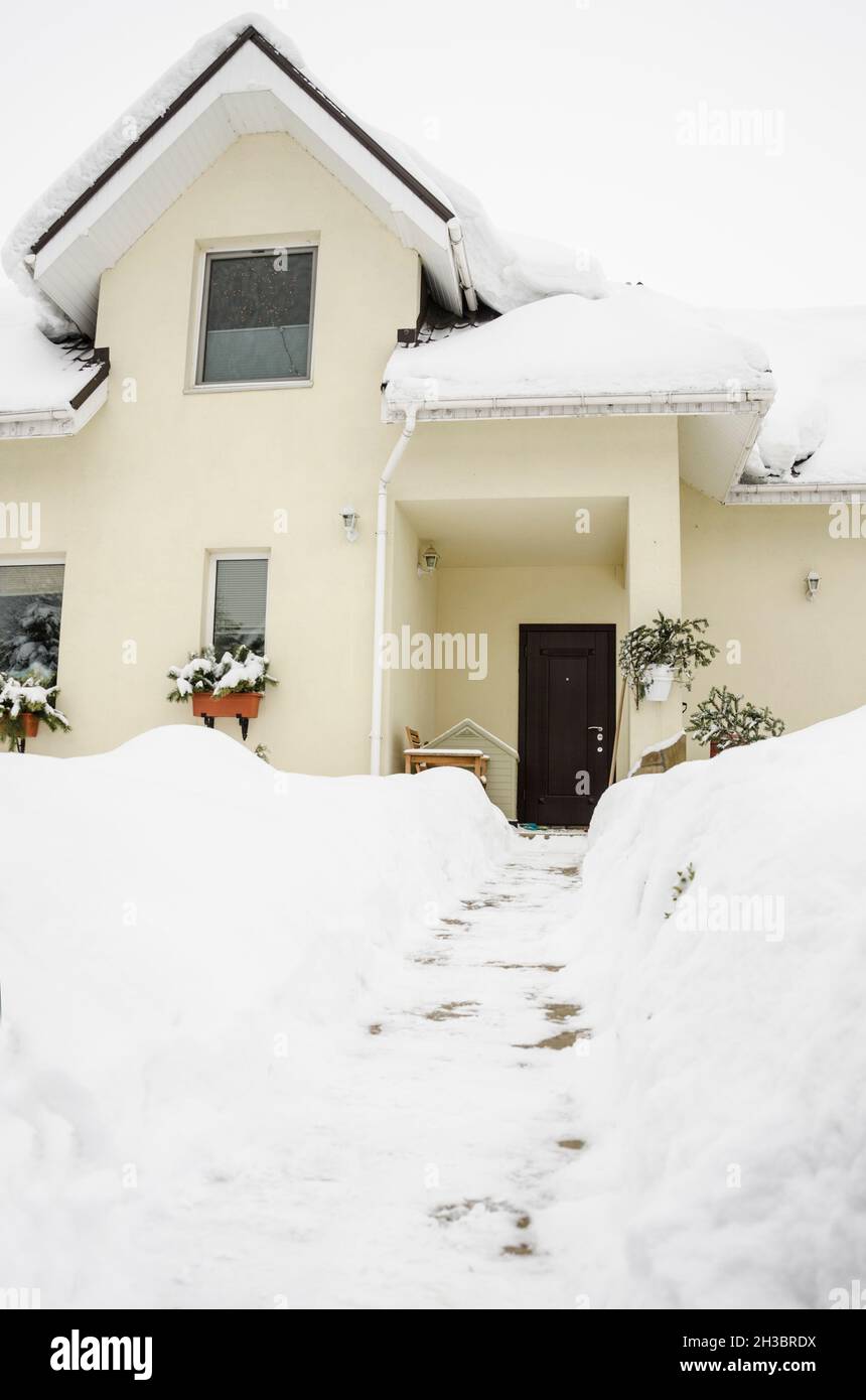 entrance of a private house and its garden under snow in winter Stock ...