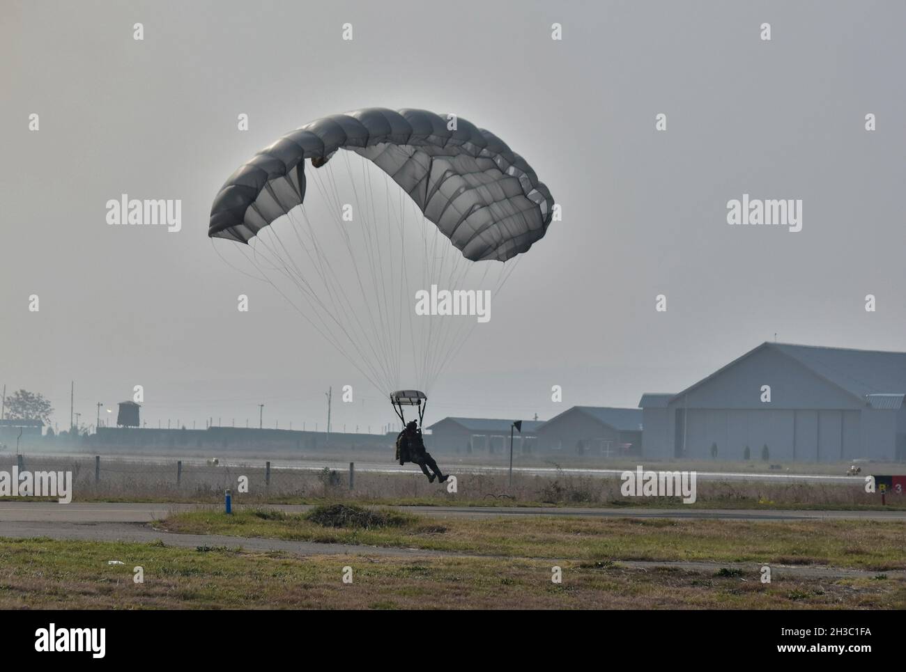 Kashmir, India. 27th Oct, 2021. An Indian paratrooper performs during a ...