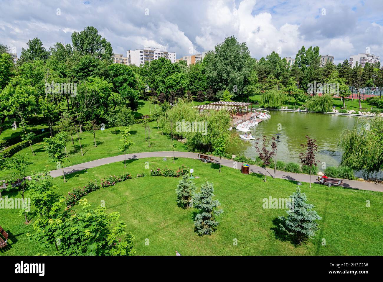 Landscape with lake and vivid green trees in Drumul Taberei Park ...