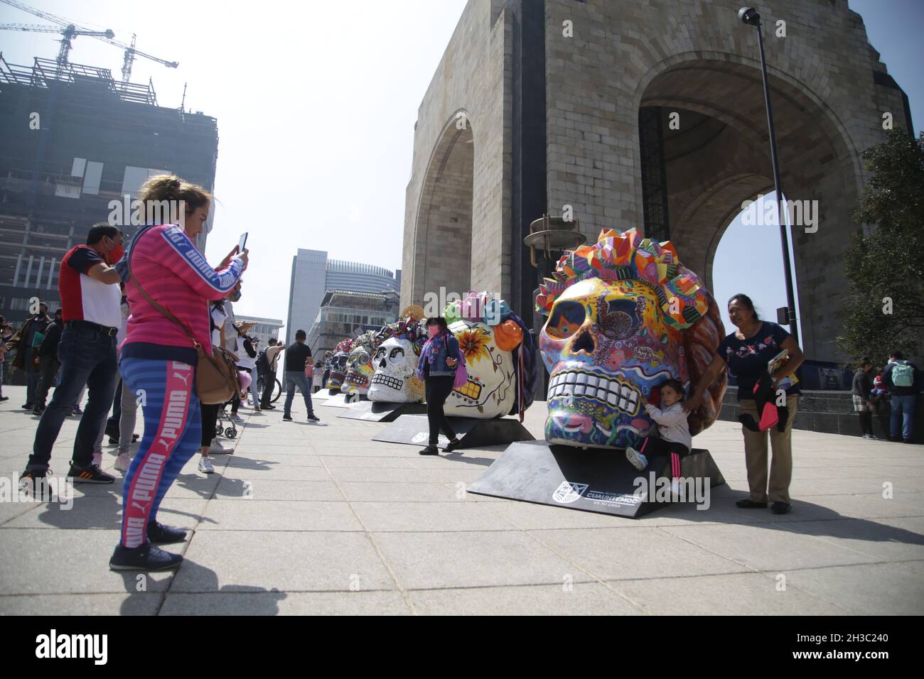 Non Exclusive: A woman takes a photo to a child in front of a ...