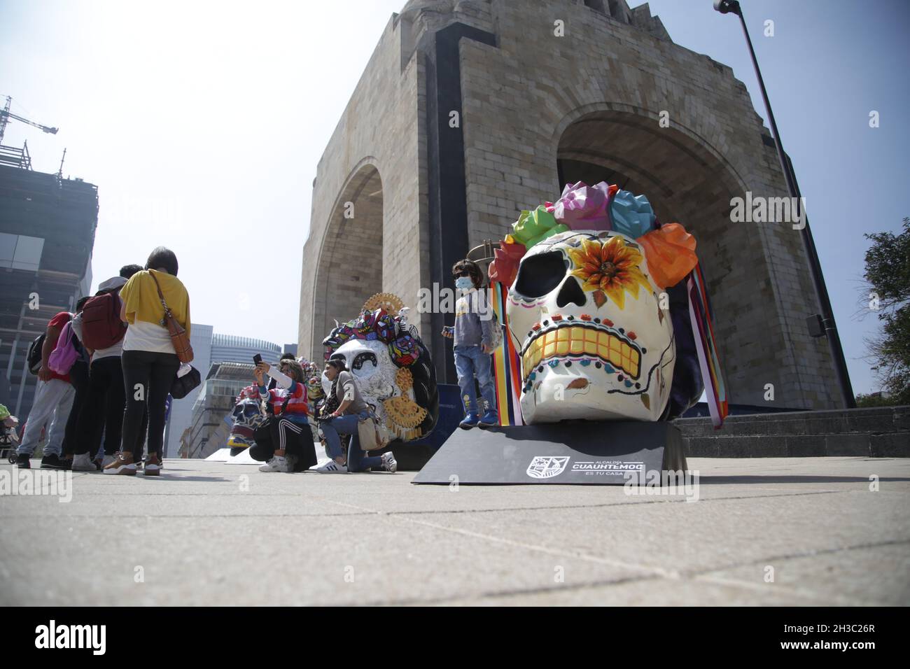 Non Exclusive: A woman takes a photo to a child in front of a ...