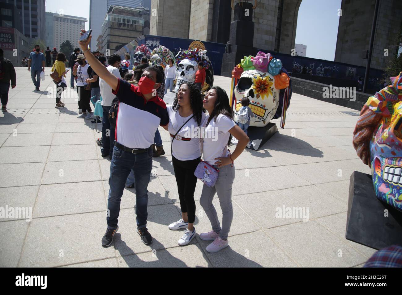 Non Exclusive: A woman takes a photo to a child in front of a ...