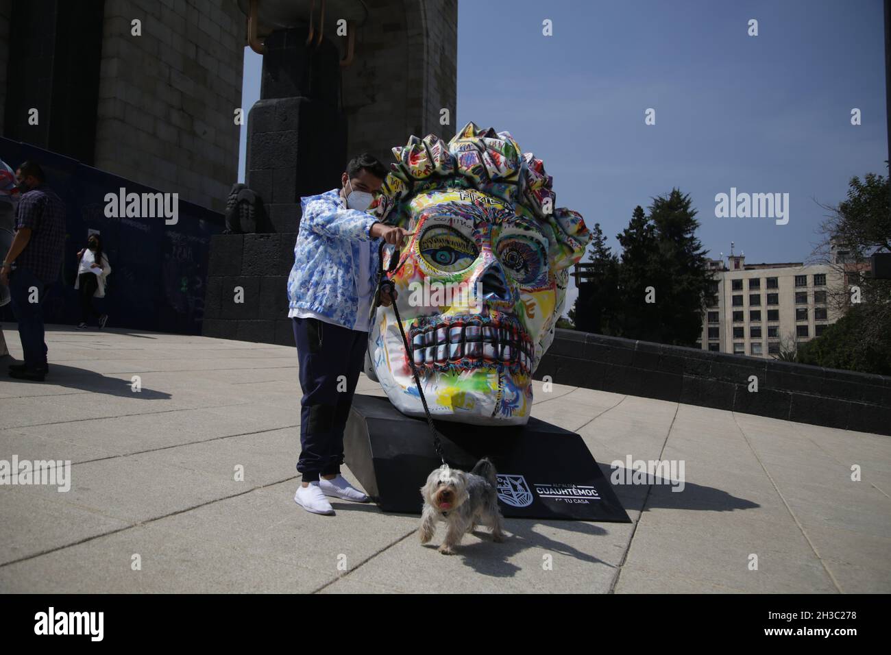 Non Exclusive: A woman takes a photo to a child in front of a ...
