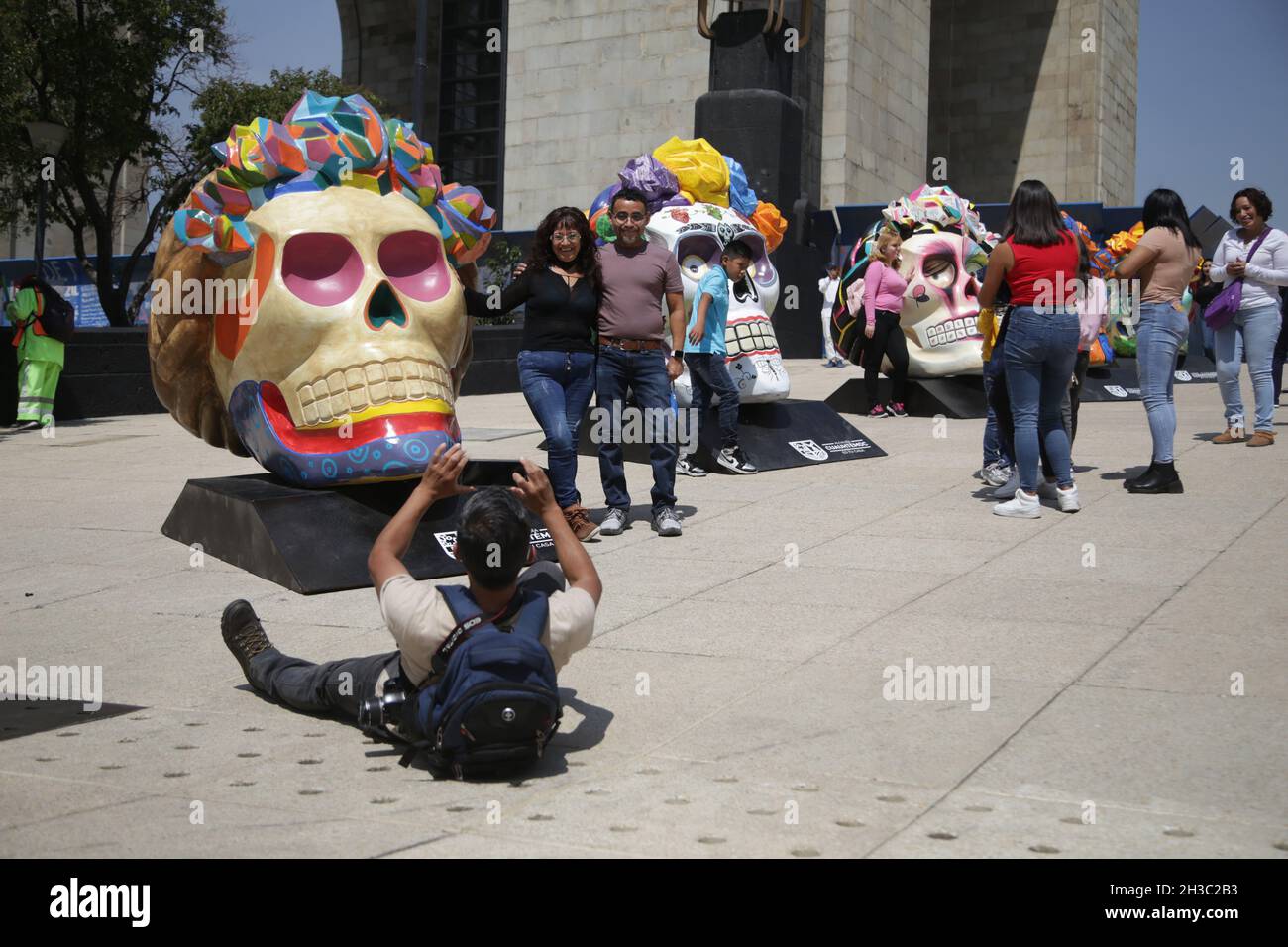 Non Exclusive: A woman takes a photo to a child in front of a ...