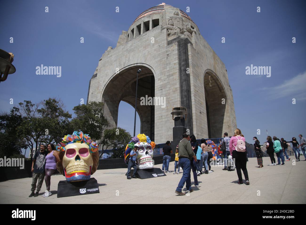 Non Exclusive: A woman takes a photo to a child in front of a ...