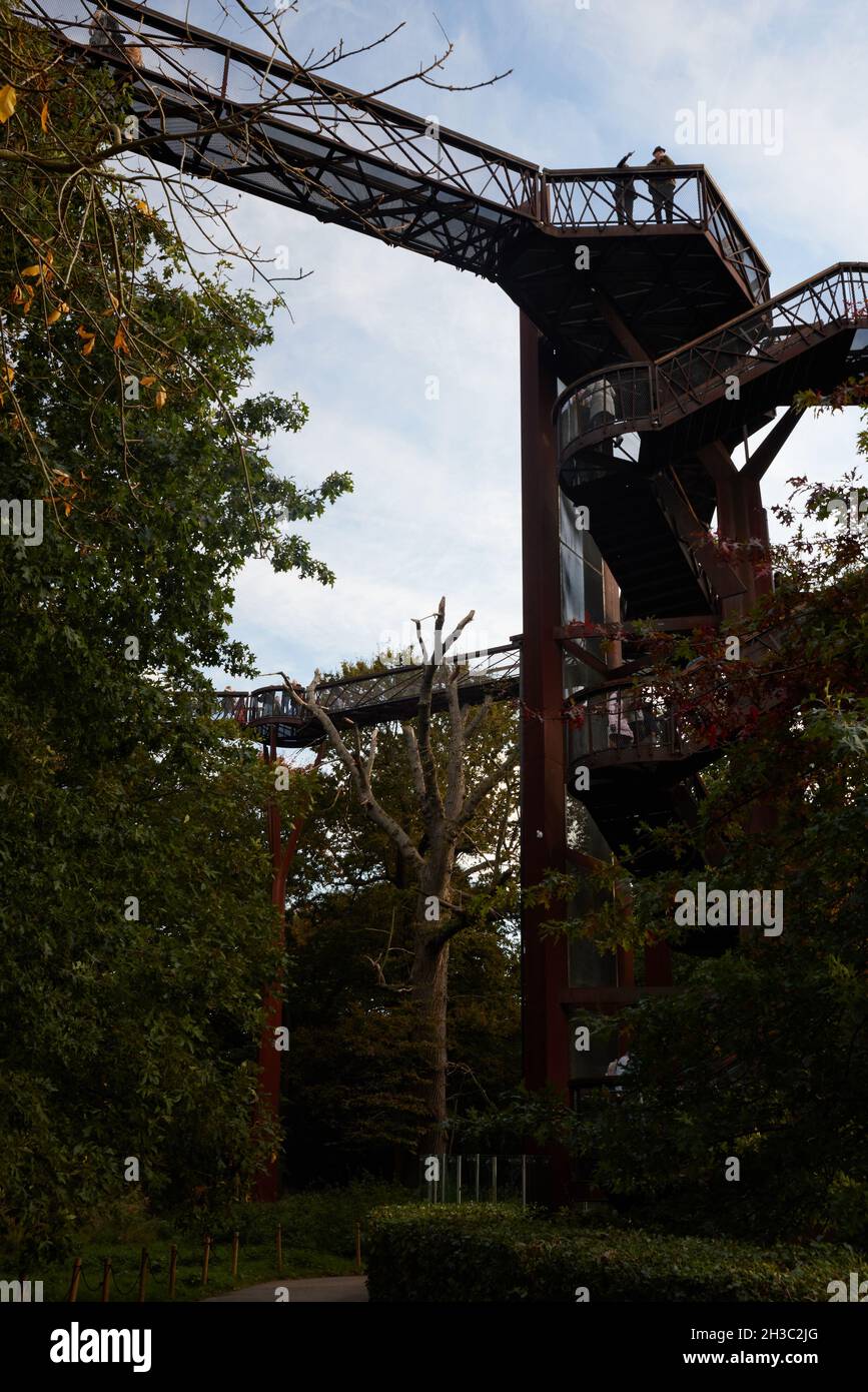 View of the tree-top walk of Kew Gardens, London Stock Photo - Alamy
