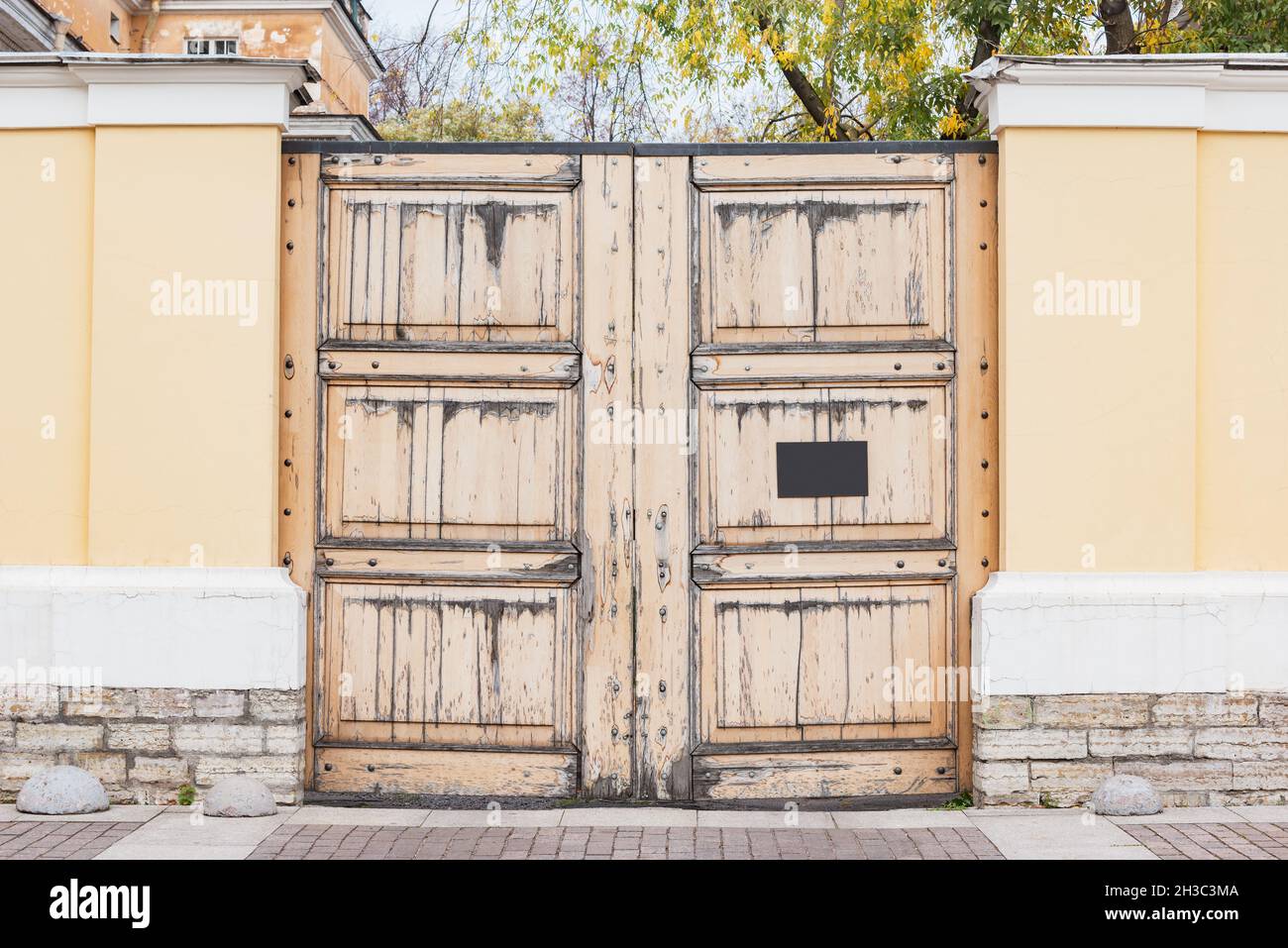 Ancient wooden gate by the private house Stock Photo - Alamy