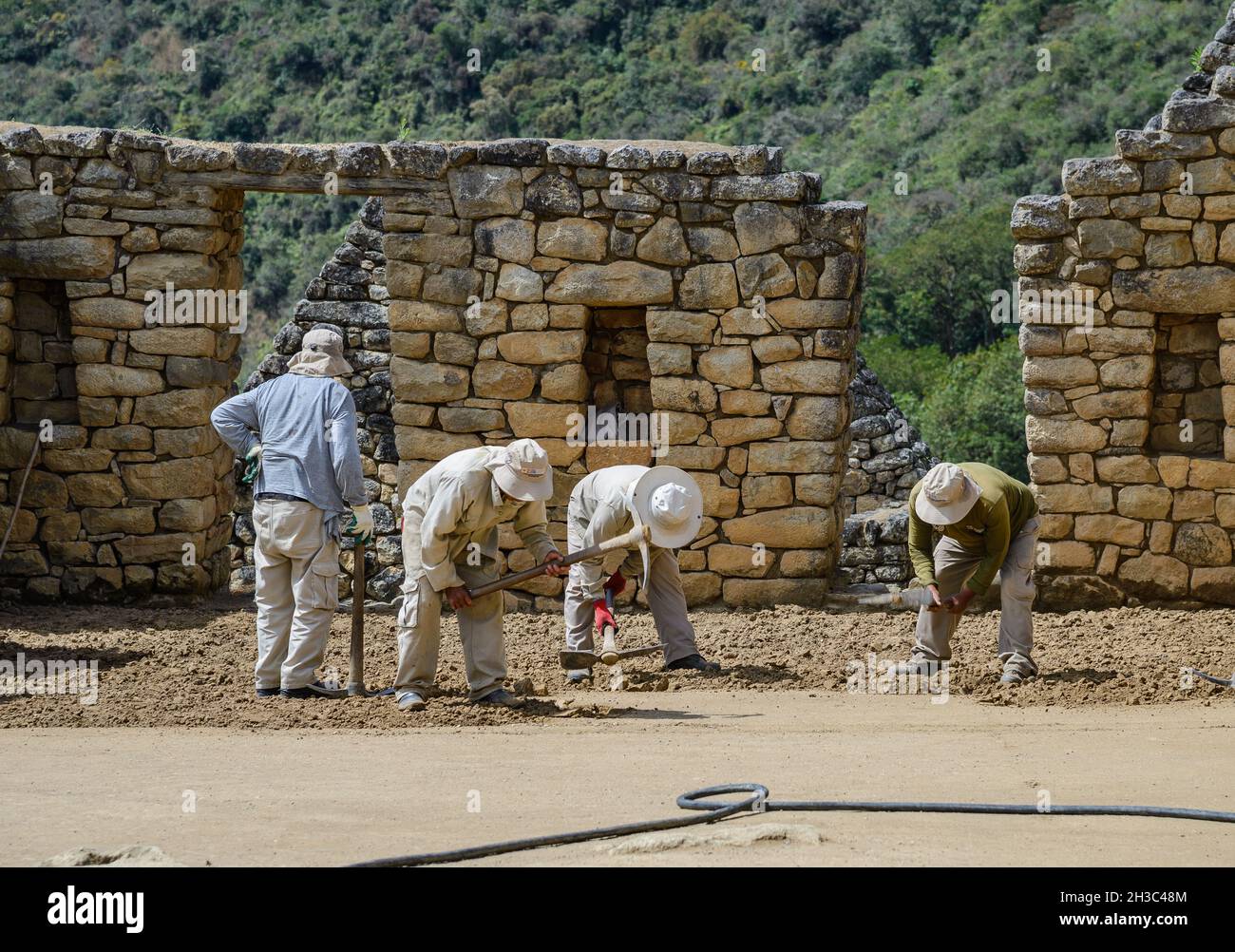Workers repair the Inca ruins in the same traditional way they were ...