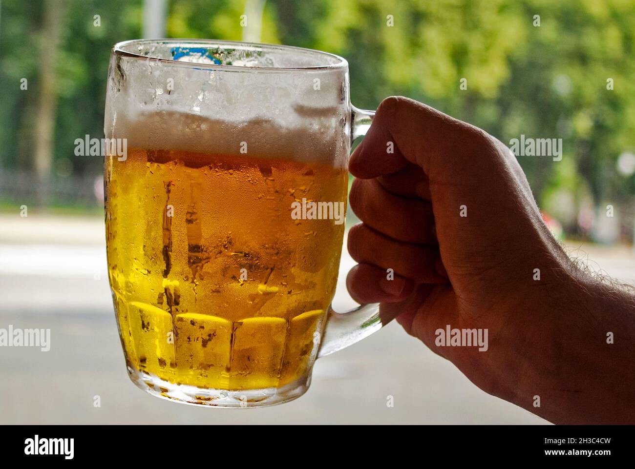 Male hand holding mug beer hi-res stock photography and images - Alamy