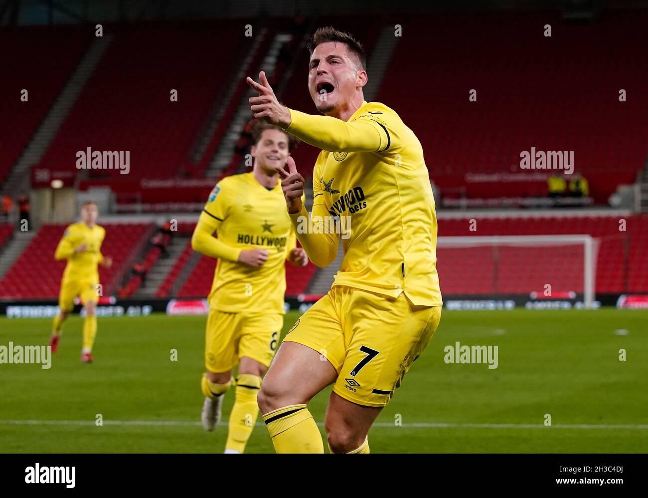 Stoke, England, 27th October 2021. Sergi Can—s of Brentford celebrates ...
