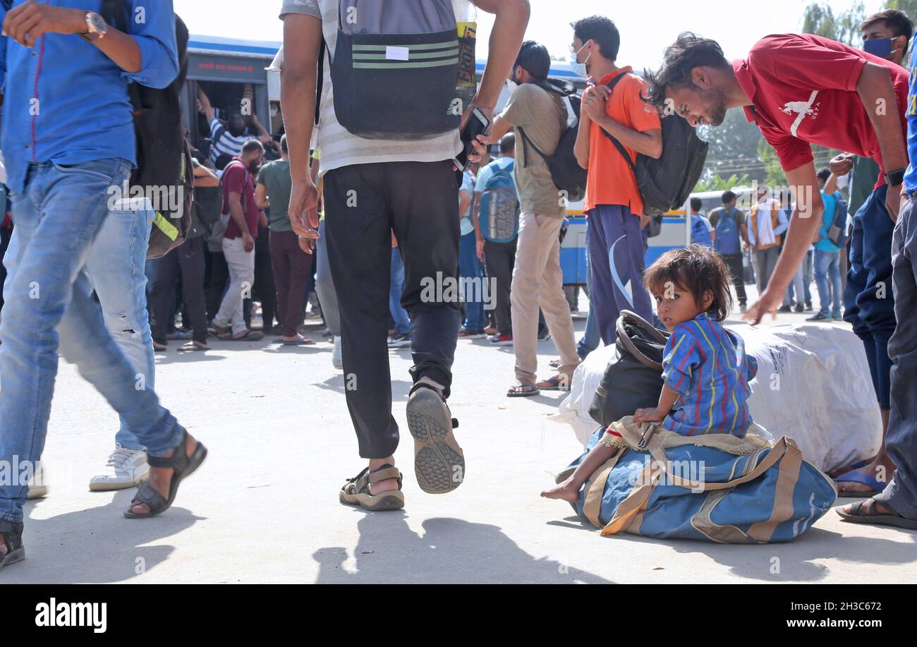 India rajasthan crowded bus hi-res stock photography and images - Alamy