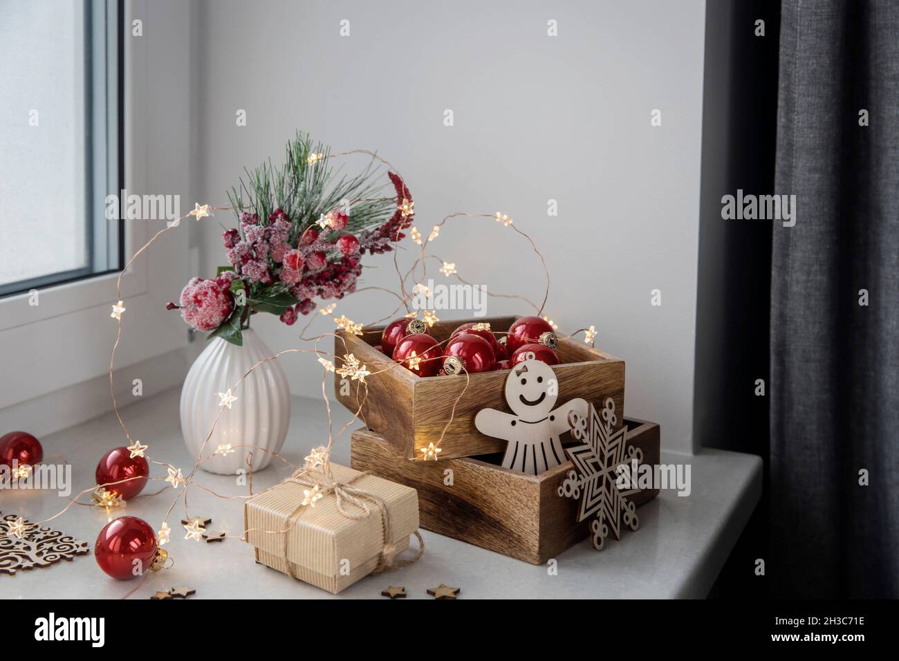 An artificial spruce branch, decorated with ivy leaves, apples and ...
