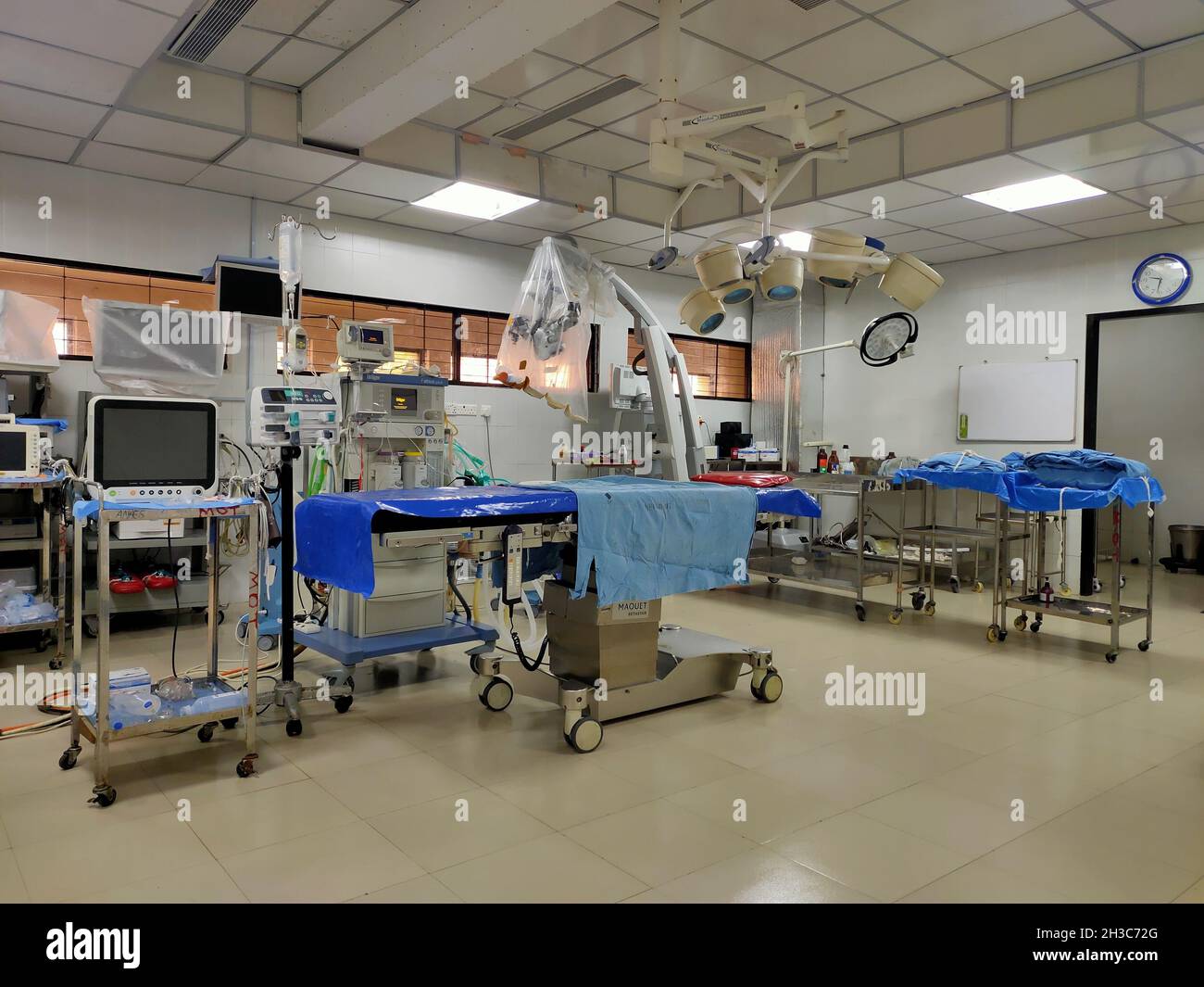 Empty surgery room lights hi-res stock photography and images - Alamy