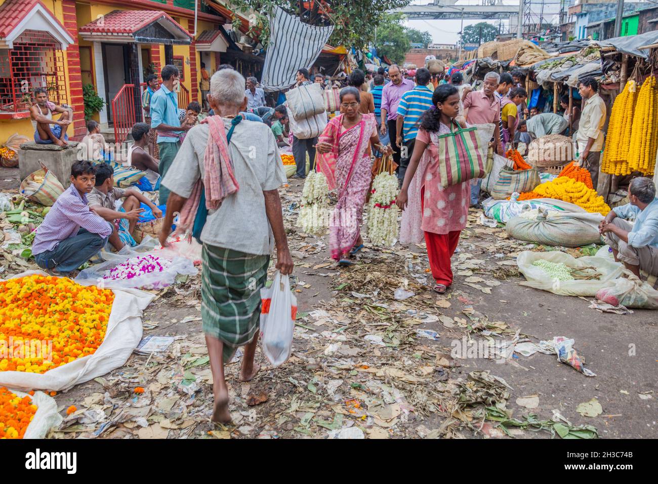 KOLKATA, INDIA - OCTOBER 31, 2016: View of Mullik Ghat Flower Market in ... KOLKATA, INDIA - OCTOBER 31, 2016: View of Mullik Ghat Flower Market in ...