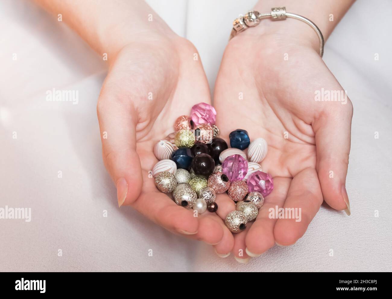 Hand beads hi-res stock photography and images - Alamy