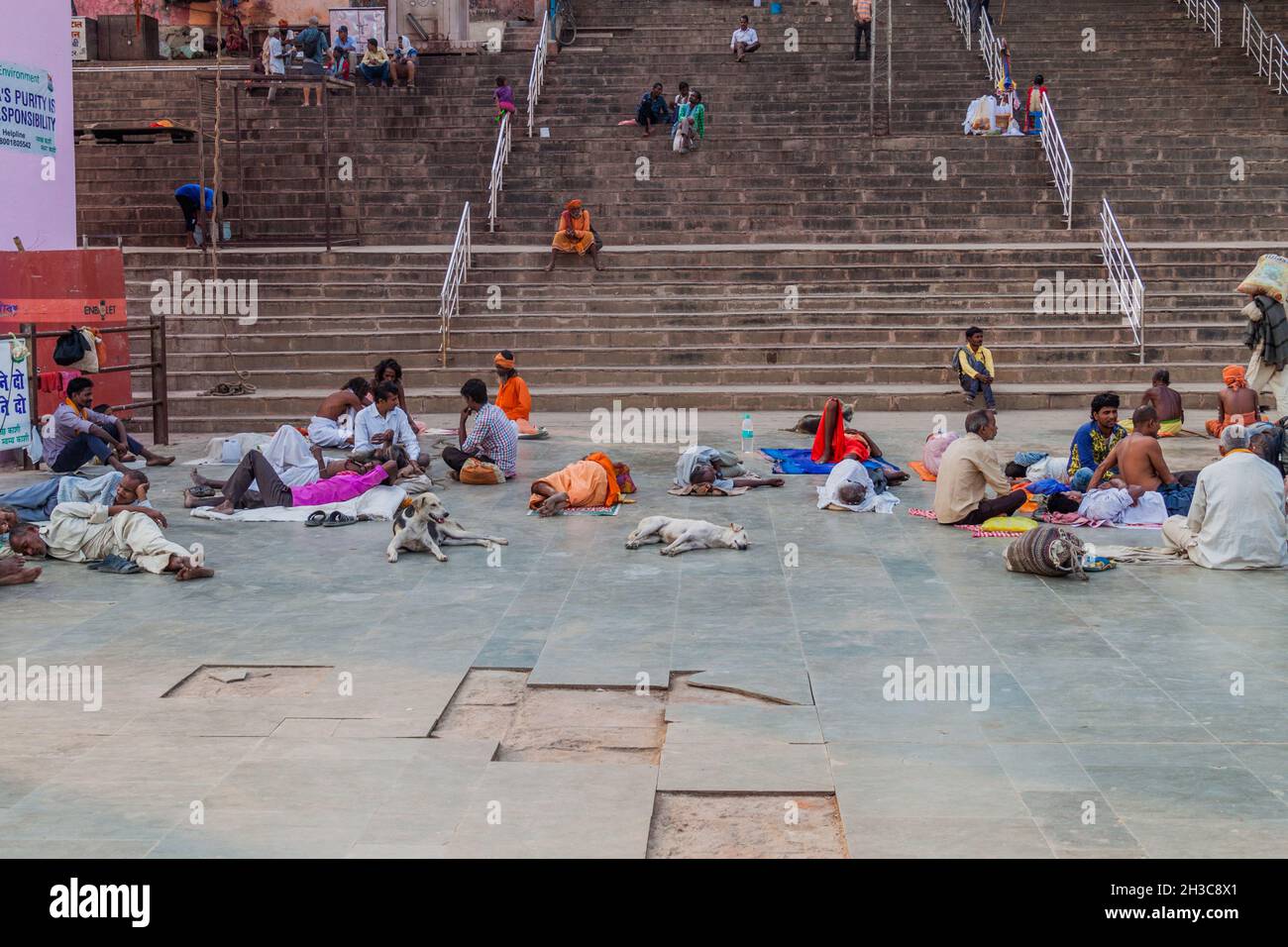 VARANASI, INDIA - OCTOBER 25, 2016: People at Dashashwamedh Ghat ...