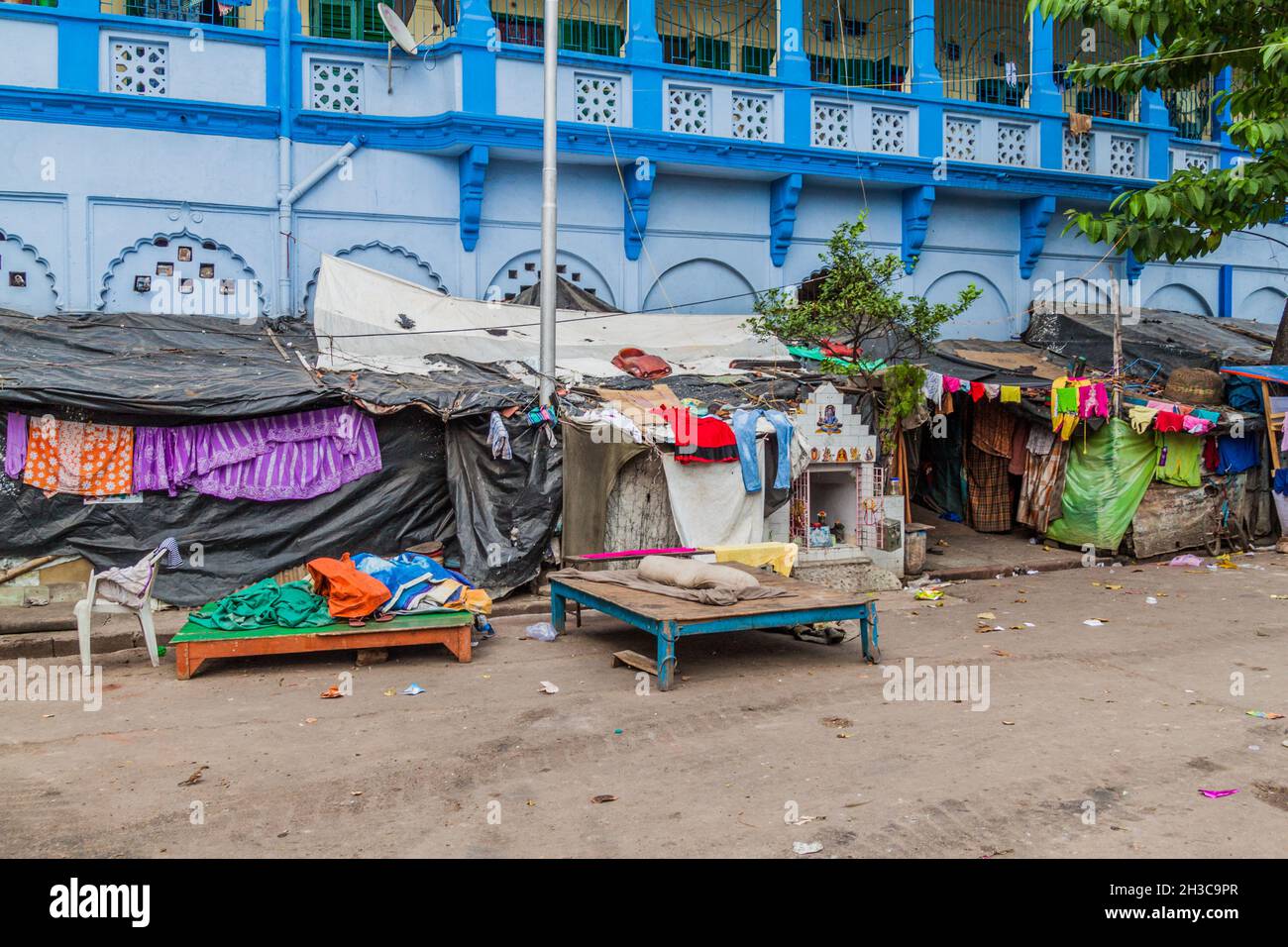 KOLKATA, INDIA - OCTOBER 31, 2016: Simple dwellings of impoverished ... KOLKATA, INDIA - OCTOBER 31, 2016: Simple dwellings of impoverished ...