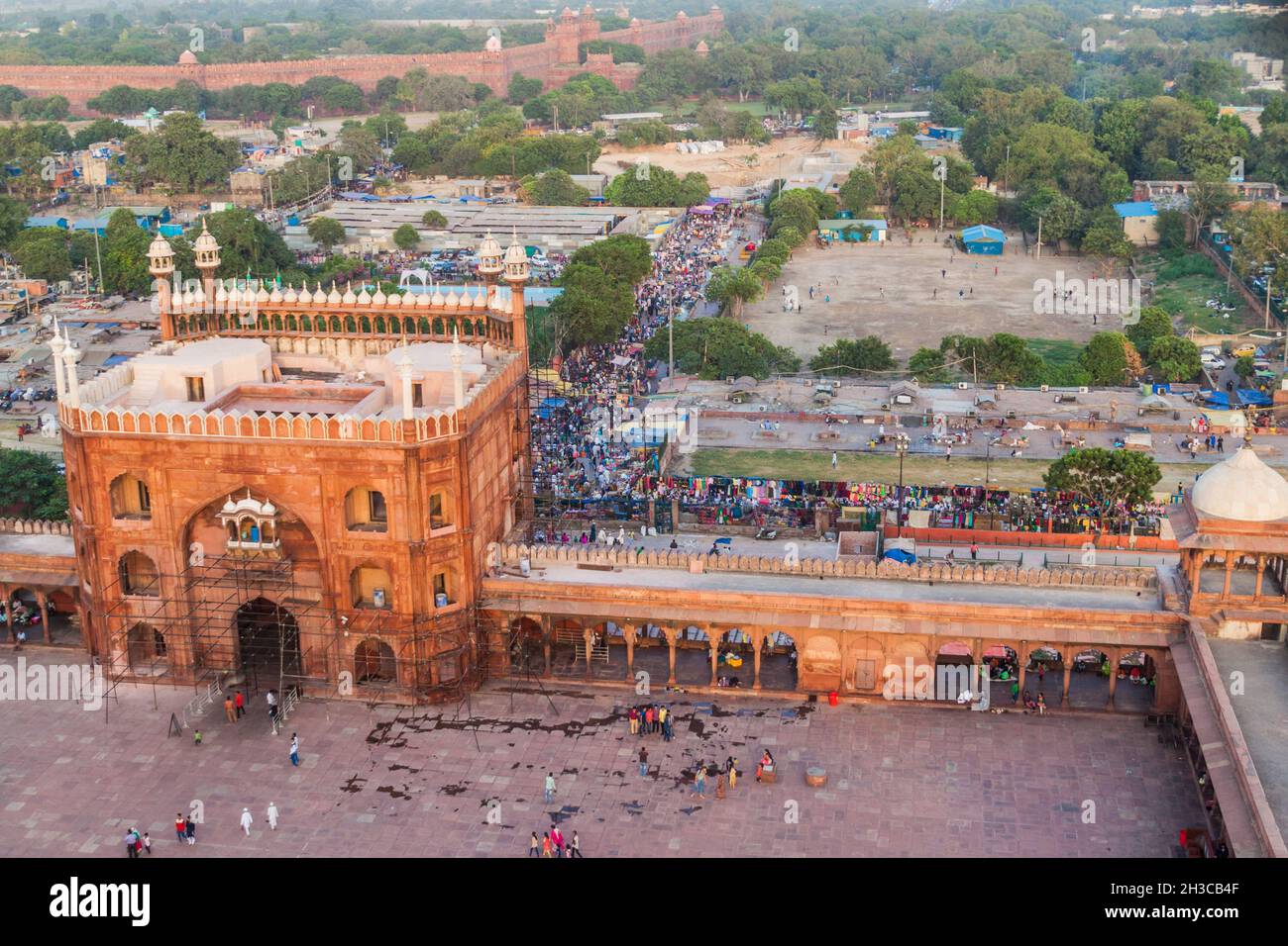 DELHI, INDIA - OCTOBER 22, 2016: Courtyard of Jama Masjid mosque in the ...