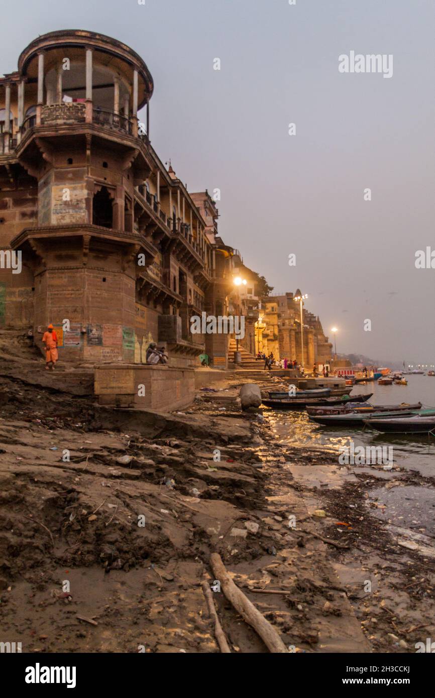VARANASI, INDIA - OCTOBER 25, 2016: Evening view of a Ghat riverfront ...
