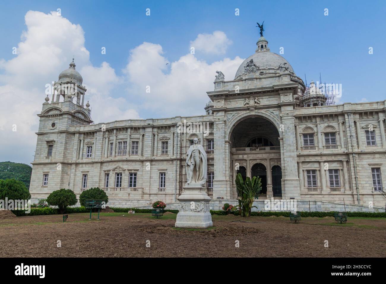 Victoria Memorial and George Curzon statue in Kolkata (Calcutta), India ...