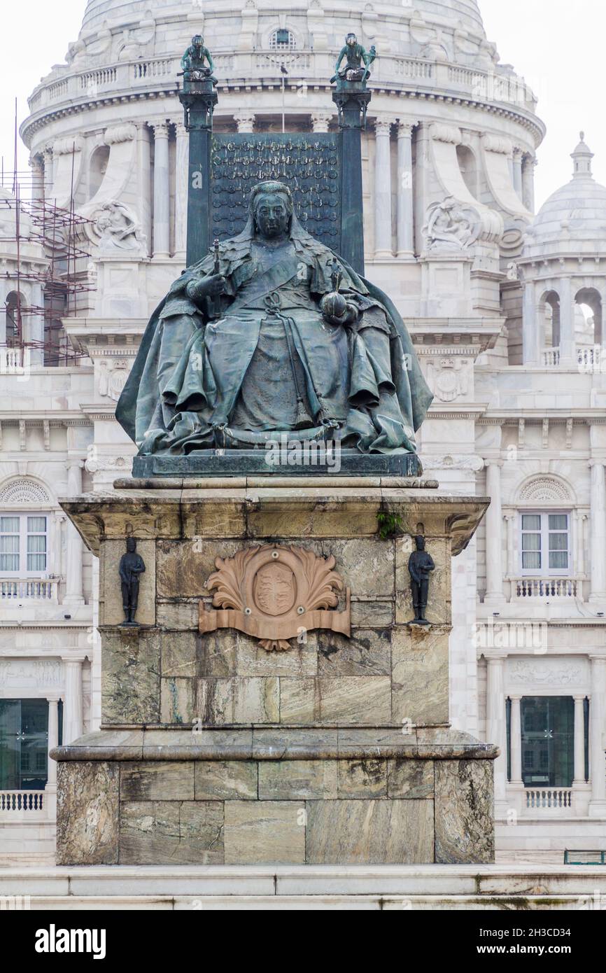 Queen Victoria statue at Victoria Memorial in Kolkata Calcutta , India ...