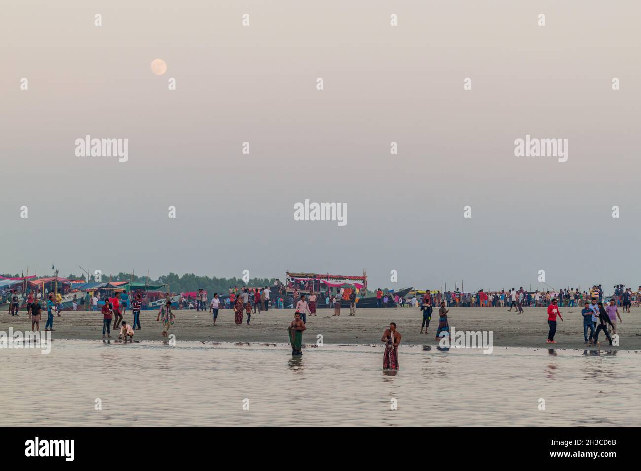 PASUR, BANGLADESH - NOVEMBER 13, 2016: Beach at Dublar Char (Dubla ...