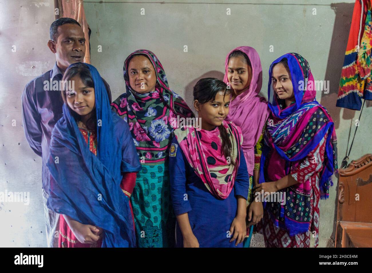 Family portrait bangladesh hi-res stock photography and images - Alamy