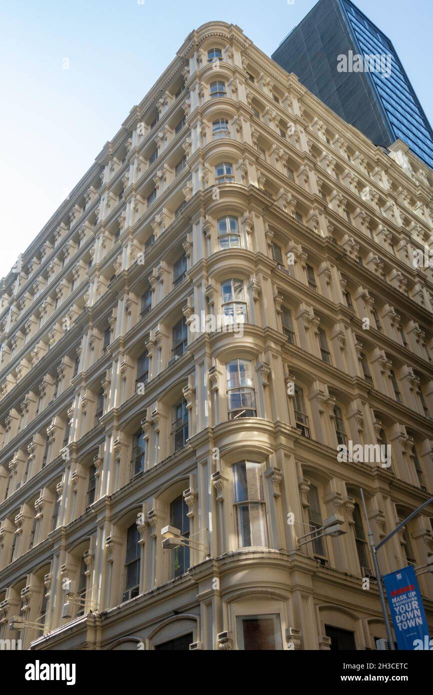 The cast-iron Bennett Building is located in the Financial District ...
