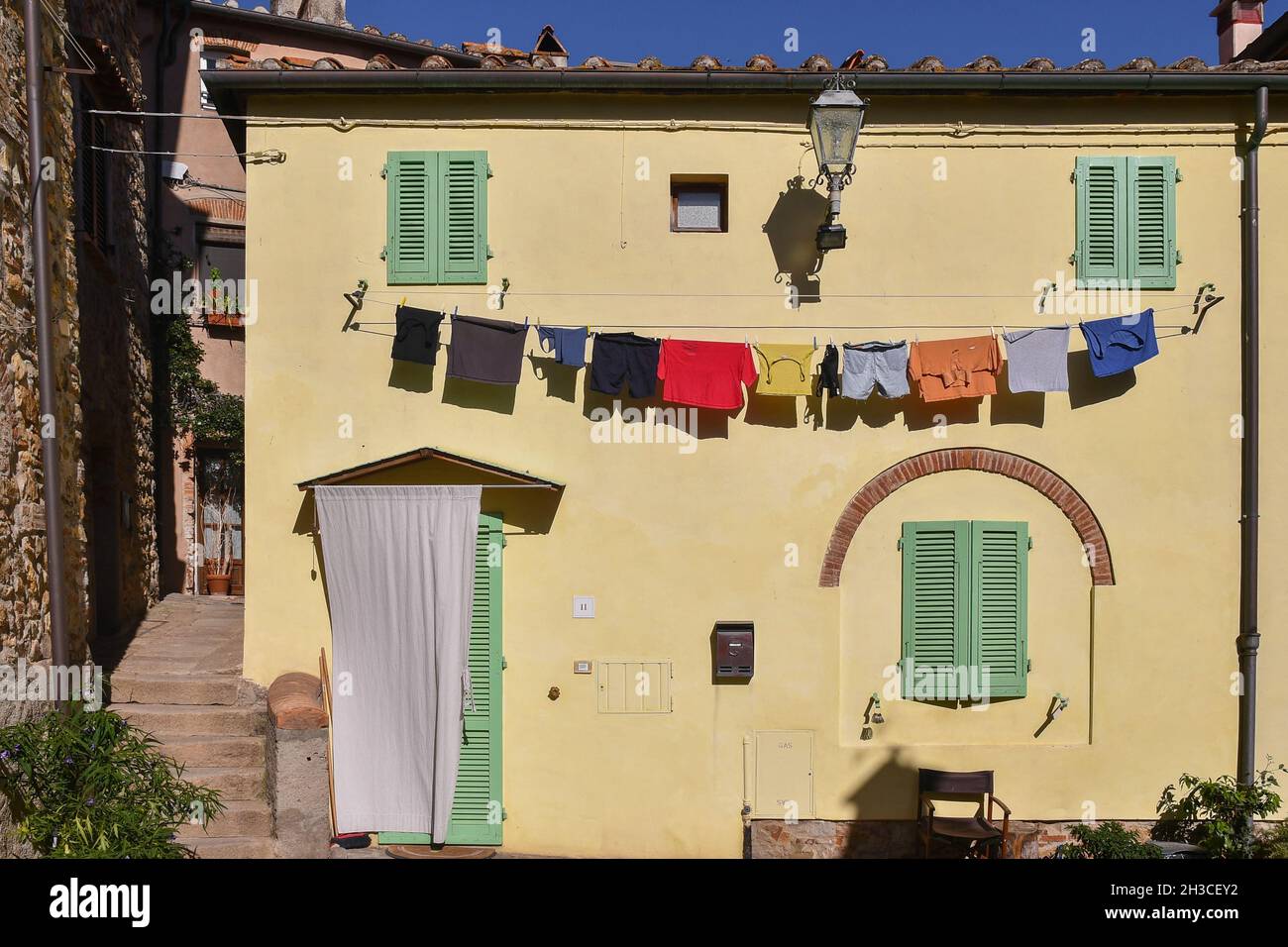 Washing lines italian street tuscan italy hi-res stock photography and ...