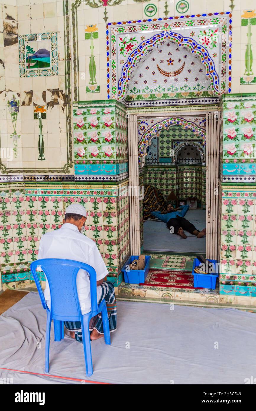 DHAKA, BANGLADESH - NOVEMBER 20, 2016: Interior of Star Mosque Tara ...