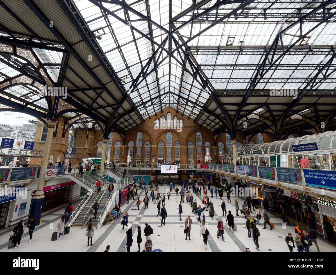 London liverpool street station roof hi-res stock photography and ...