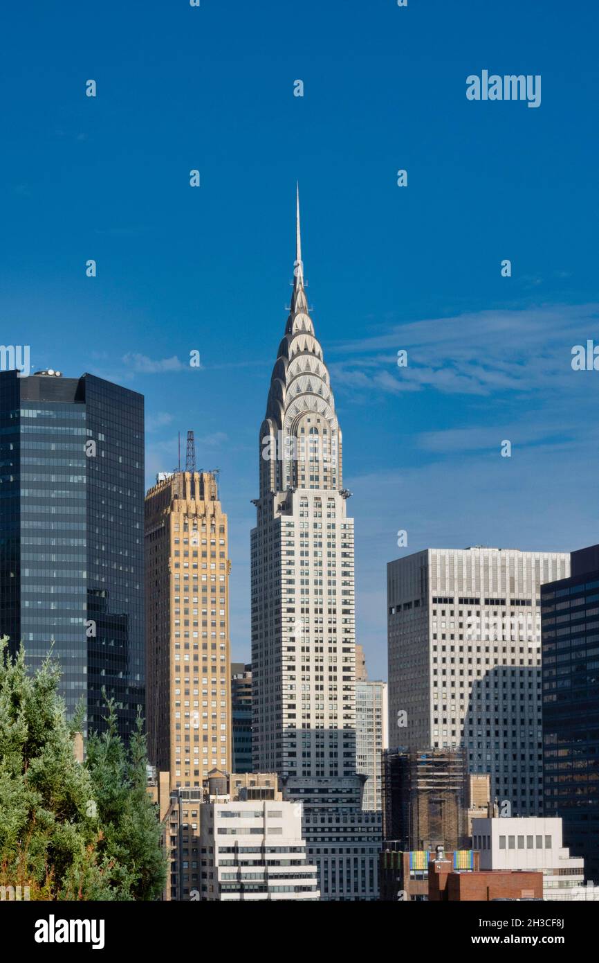 Commercial building skyline hi-res stock photography and images - Alamy