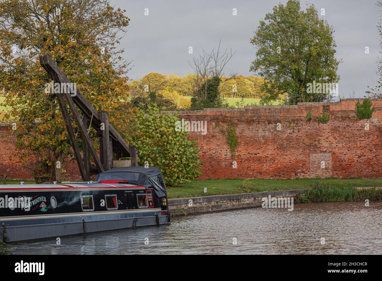 Old narrowboat hi-res stock photography and images - Alamy