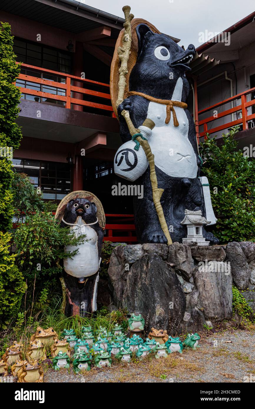 Tanuki statue hi-res stock photography and images - Alamy