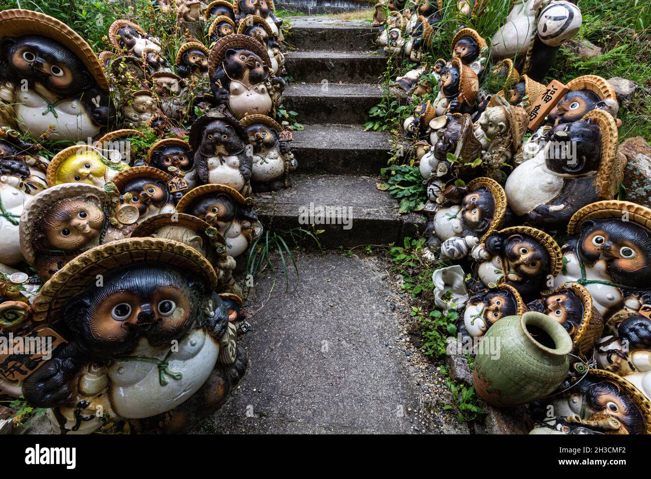 Tanuki statue hi-res stock photography and images - Alamy
