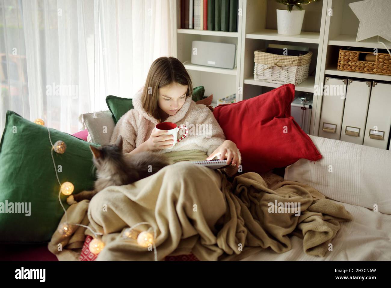 Tween girl reading book hi-res stock photography and images - Alamy
