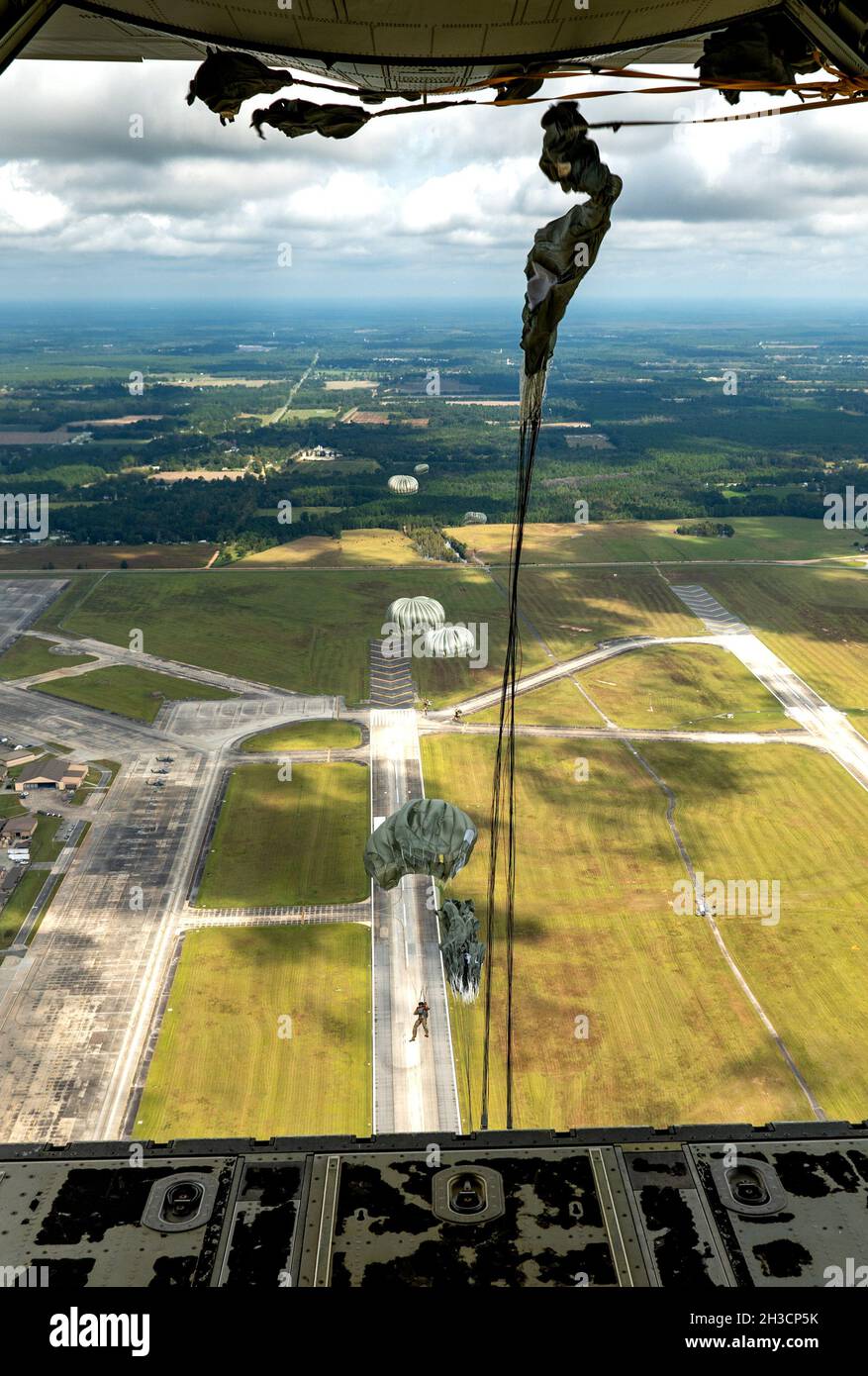 Static line jumps hi-res stock photography and images - Alamy