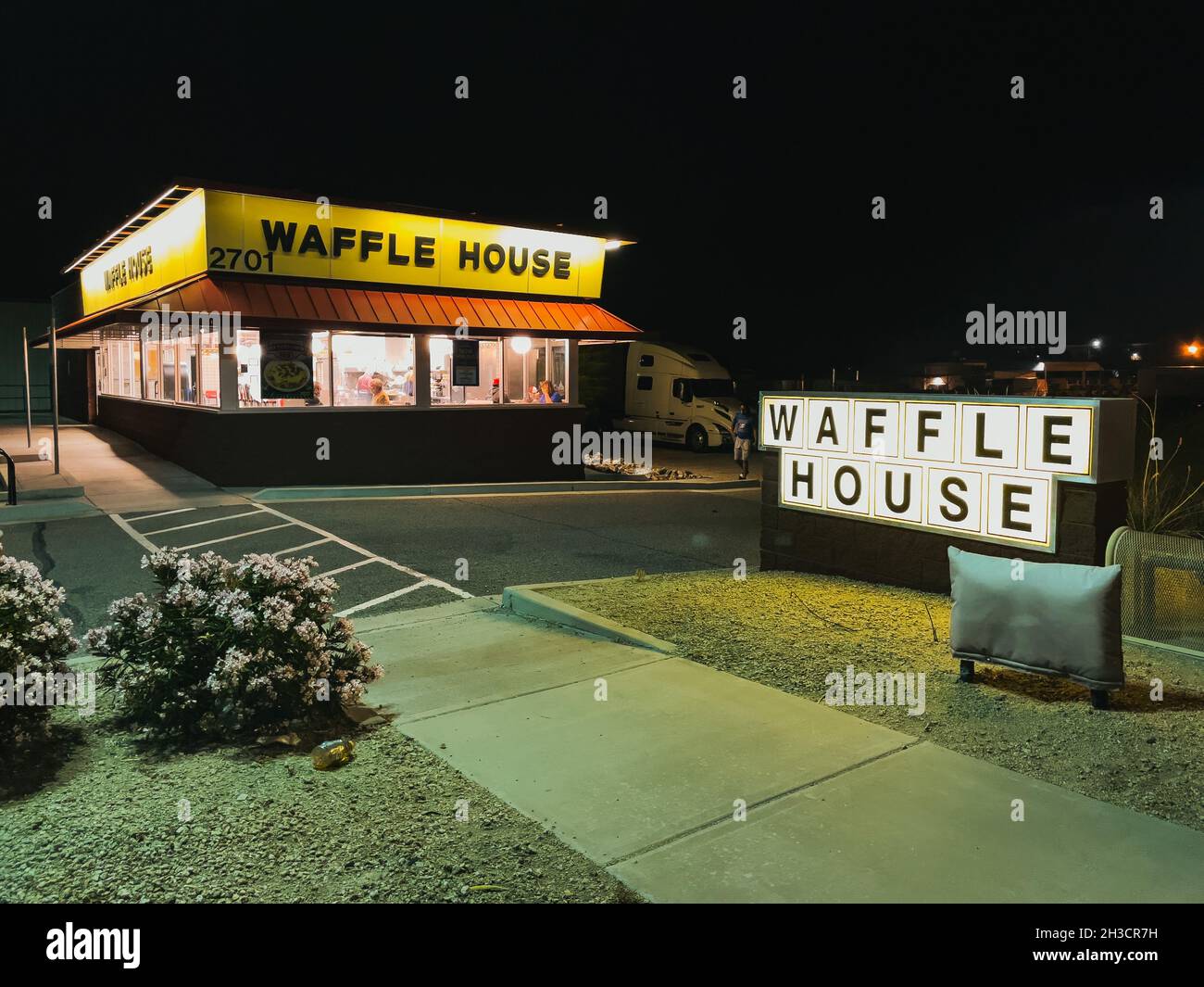 Night signage hi-res stock photography and images - Alamy