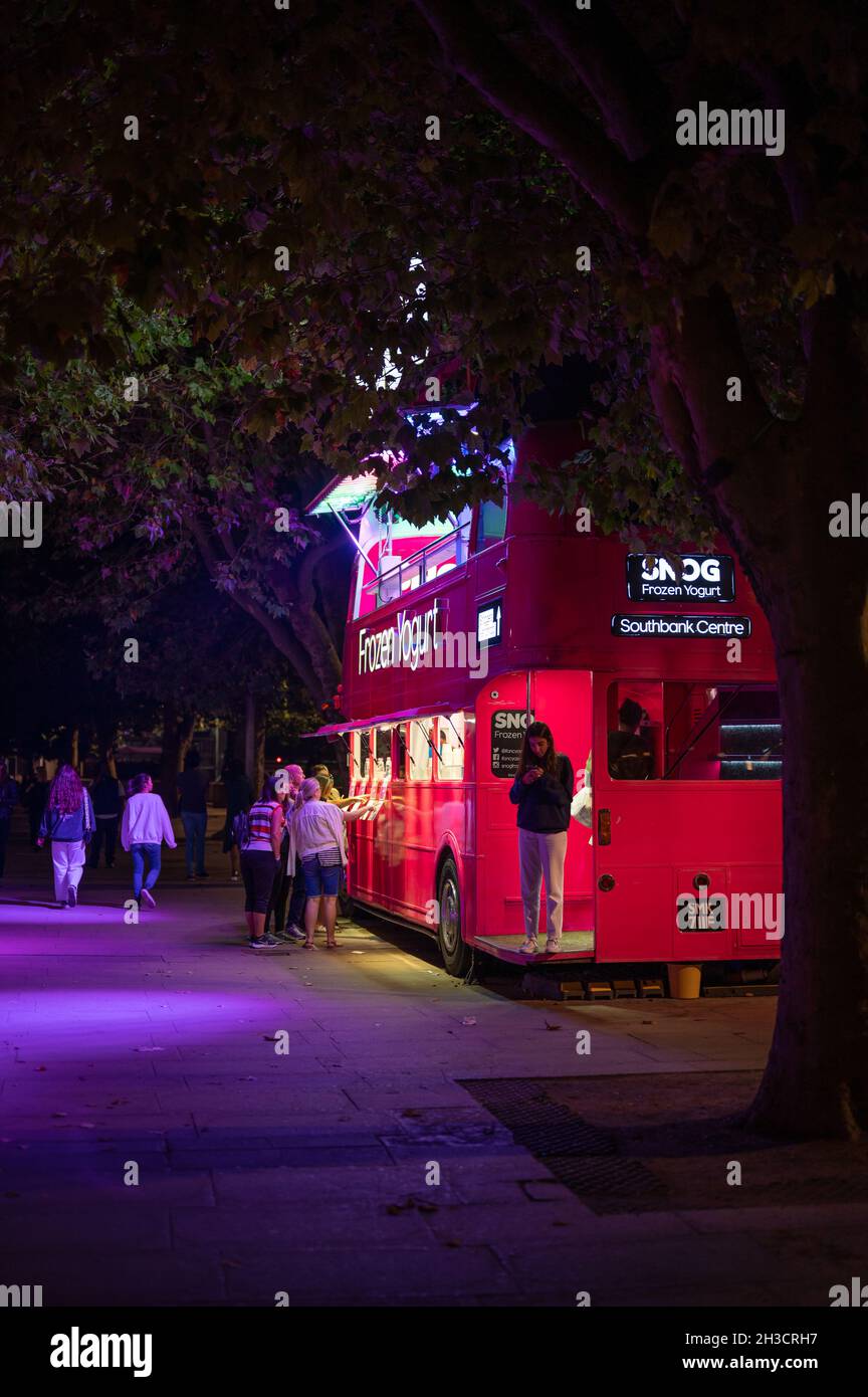 Double decker cafe hi-res stock photography and images - Alamy