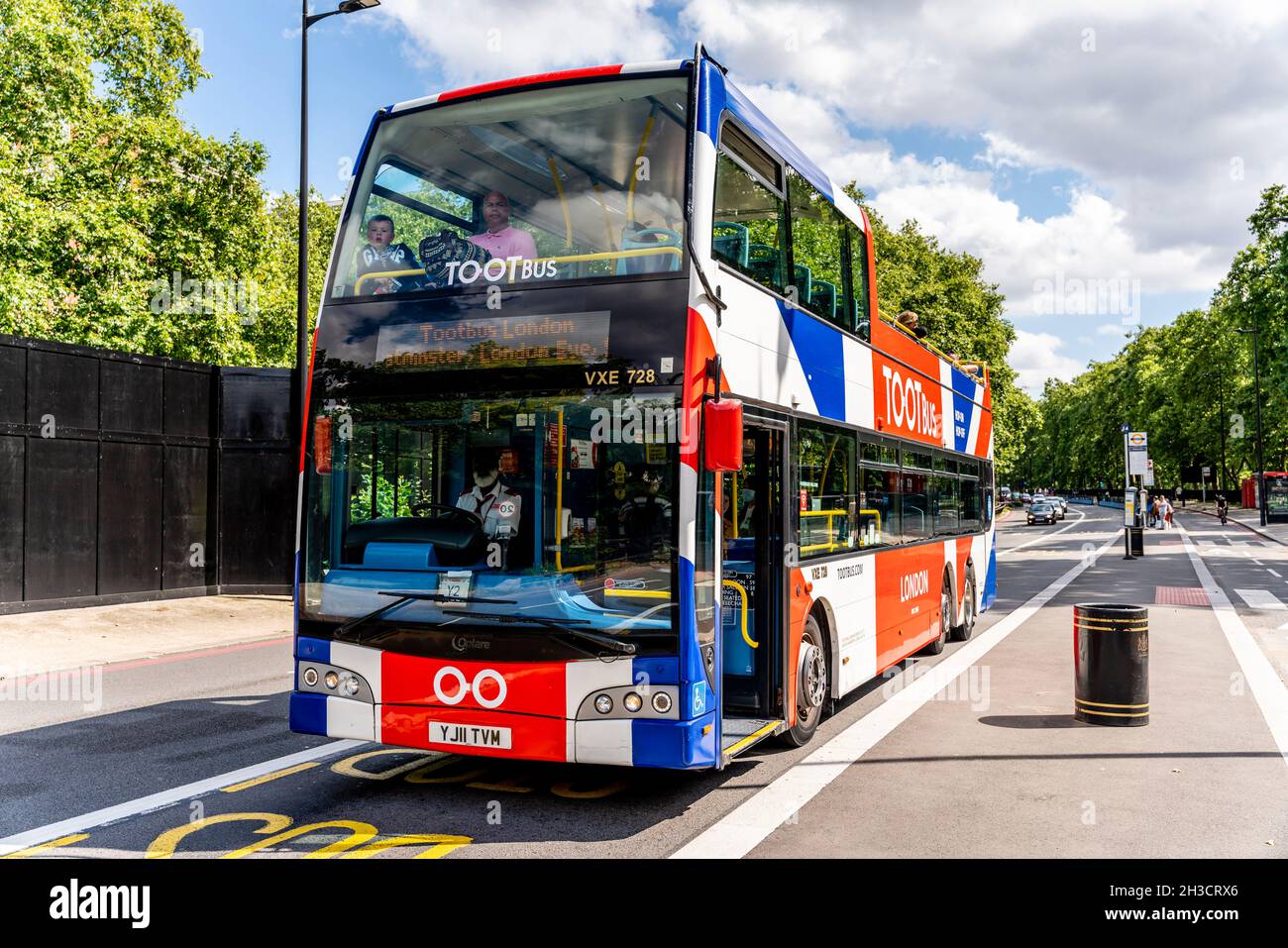 A Toot Tour Bus Waiting At A Bus Stop, Hyde Park Corner, London, UK ...