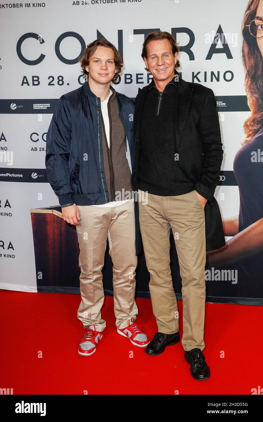 Berlin, Germany. 27th Oct, 2021. Sam Heinze (l) and father Thomas ...